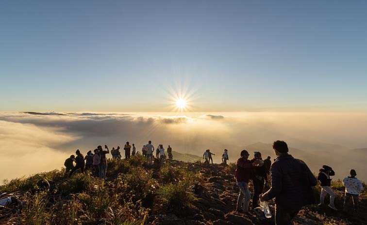 మేఘాల మధ్య దోబూచులాడే భానోదయాన్ని తిలకించాలంటే..! | Tourist hotspot ...