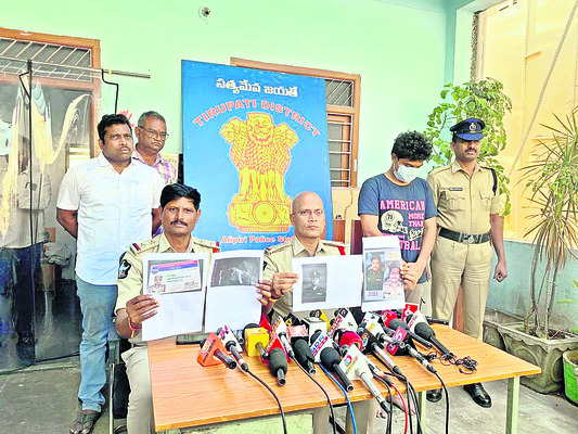 నకిలీ ఐపీఎస్‌ అధికారి అరెస్టు | - | Sakshi