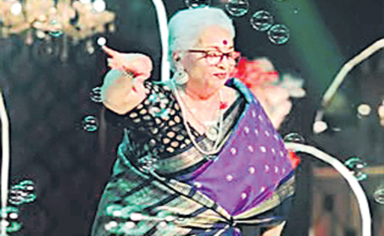రెట్రో క్వీన్‌ కల్పనా ఈజ్‌ బ్యాక్‌ Kalpana Iyer Danced To Her Iconic