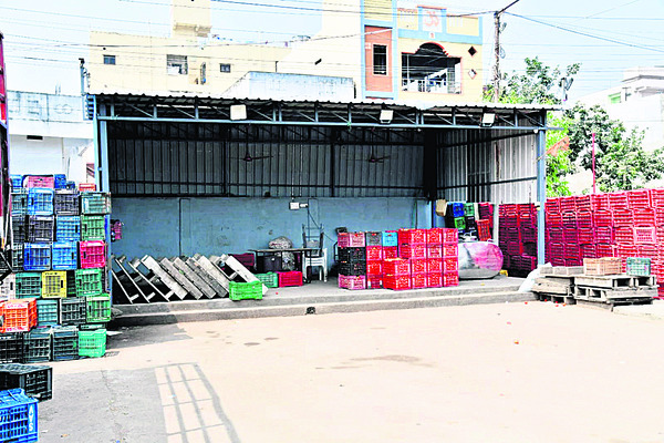 హోల్‌సేల్‌గా దోచేస్తాం ! | - | Sakshi