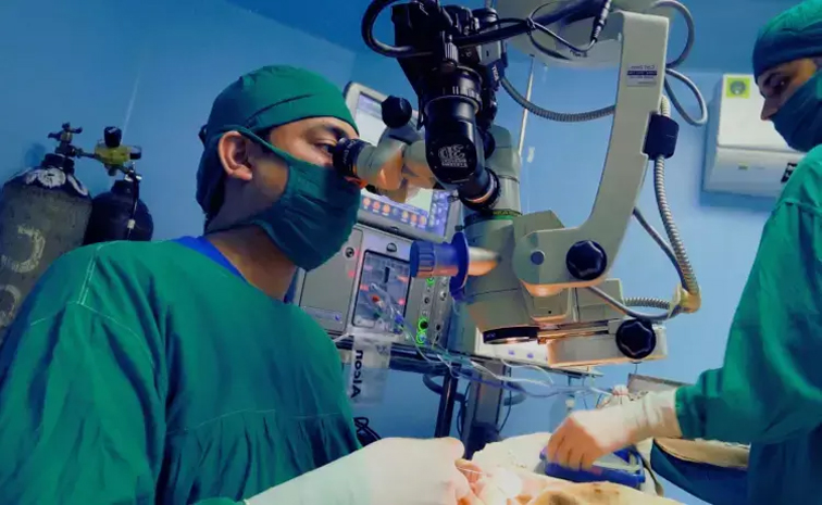 గోరఖ్‌పూర్‌లో ఘోరం | Gorakhpur Cataract Surgery Horror, Nine cataract ...