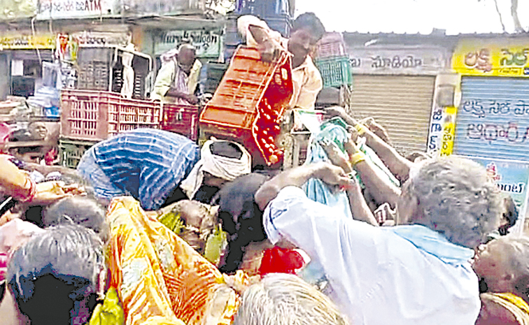 నోటమాట రావట్లే! | Farmers In Concern Due To Tomato Prices Drop In ...