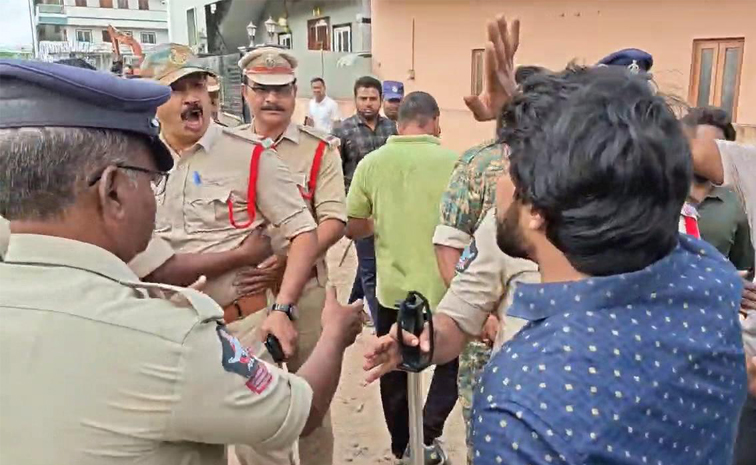 మచిలీపట్నం: పేర్ని కిట్టును అడ్డుకున్న సీఐ | Police Overaction On Perni ...
