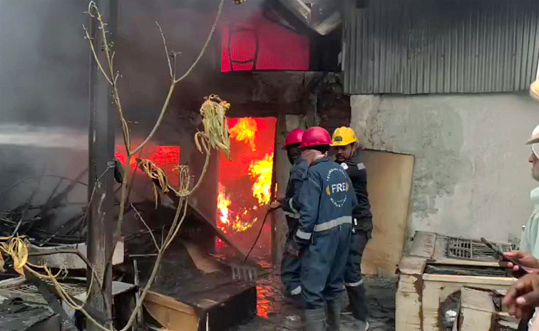 Hyd: అంబర్‌పేట కార్ల షోరూమ్‌లో అగ్ని ప్రమాదం | Fire Accident In ...