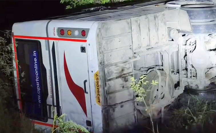 నెల్లూరు జిల్లాలో ఆర్టీసీ బస్సు బోల్తా | Rtc Bus Overturns In Nellore ...