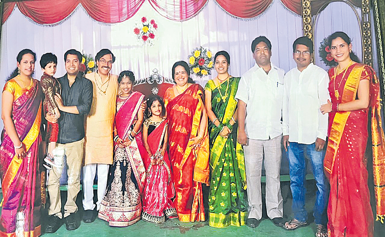 సాహిత్య దీపాన్ని అందించే ప్రయత్నం చేశా! | Sakshi Funday: film lyricist ...