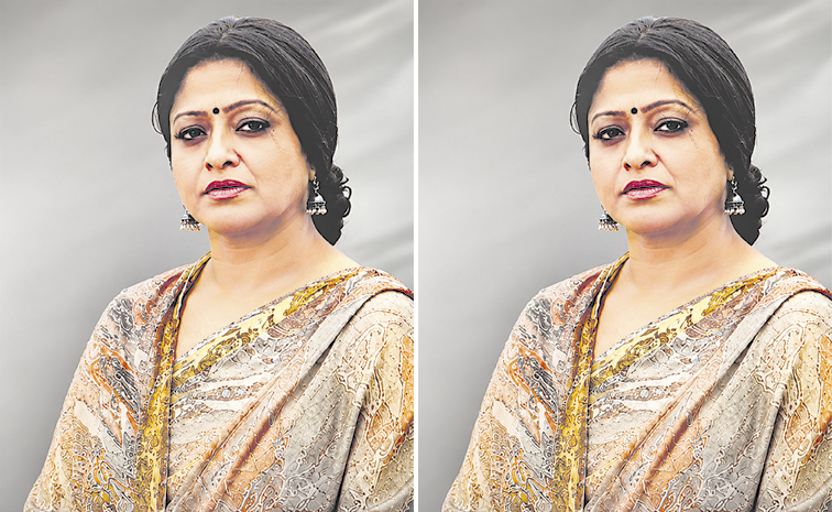 పవర్‌ఫుల్‌ సావిత్రి | First Look Of Veteran Actress Raasi As Savitri ...
