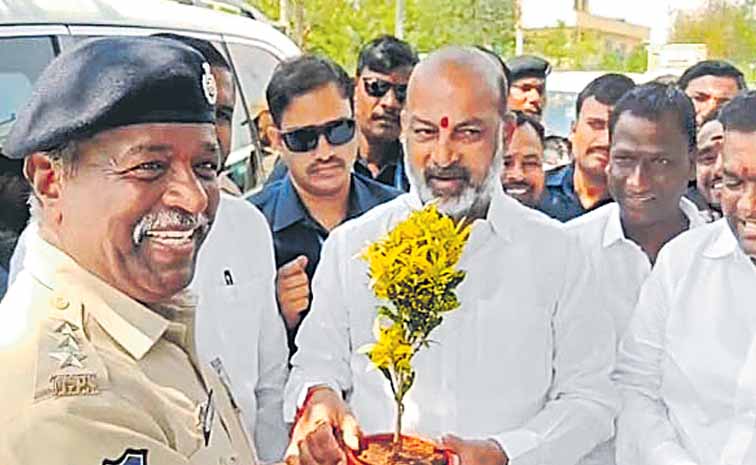మీ ఎస్పీని బీఆర్‌ఎస్‌లో చేరమను! | Bandi Sanjay controversial comments ...