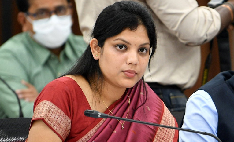 కలెక్టర్‌ మేడం.. దండం పెడుతున్నా.. | student appeals to karimnagar ...