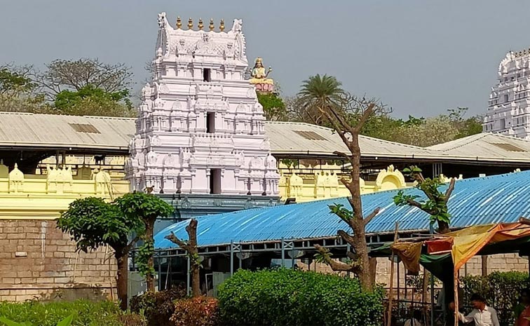 బాసర ఆలయంలో భారీ చోరీ | Basara Gnana Saraswati Temple Robbery News ...