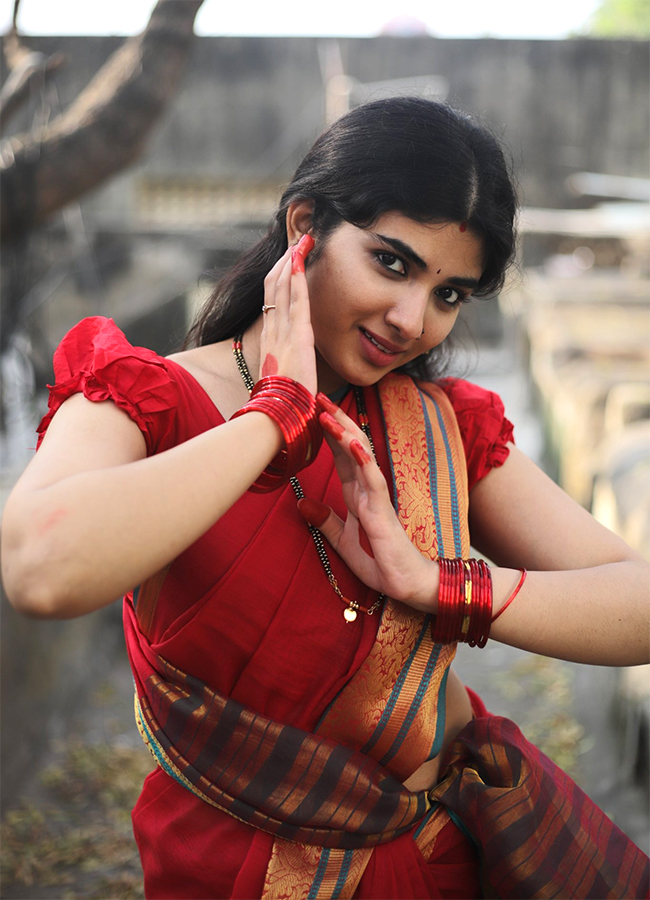 మత్తెక్కించే ప్రజ్ఞా నగ్రా అందం.. చూపులతోనే కుర్రకారు గుండెల్లో చిచ్చు ...