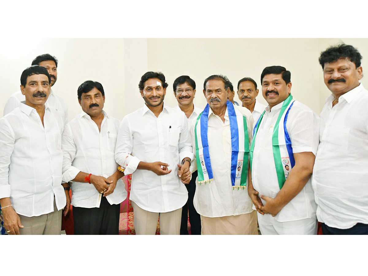సీఎం జగన్‌ సమక్షంలో భారీగా చేరికలు (ఫొటోలు) | TDP Leaders Massive ...
