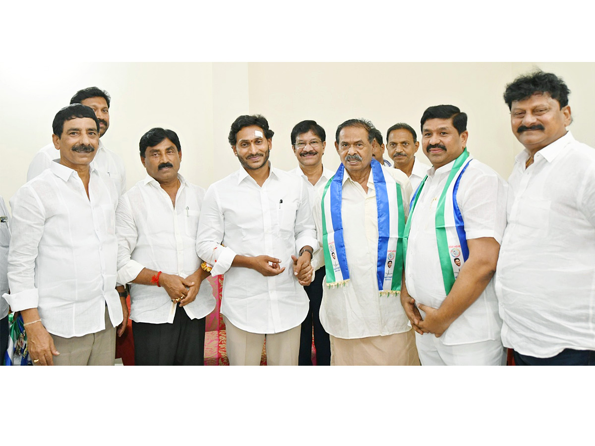 సీఎం జగన్‌ సమక్షంలో భారీగా చేరికలు (ఫొటోలు) | TDP Leaders Massive ...
