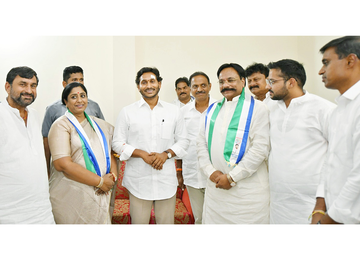 సీఎం జగన్‌ సమక్షంలో భారీగా చేరికలు (ఫొటోలు) | TDP Leaders Massive ...