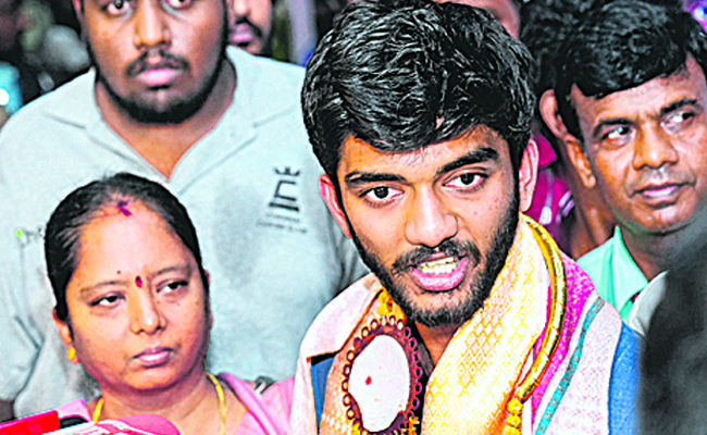 గుకేశ్‌కు ఘనస్వాగతం | A warm welcome to Gukesh | Sakshi