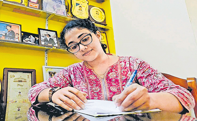 Parvathy Gopakumar: ఒంటి చేత్తో విజయం | UPSC CSE 2023: Kerala woman ...