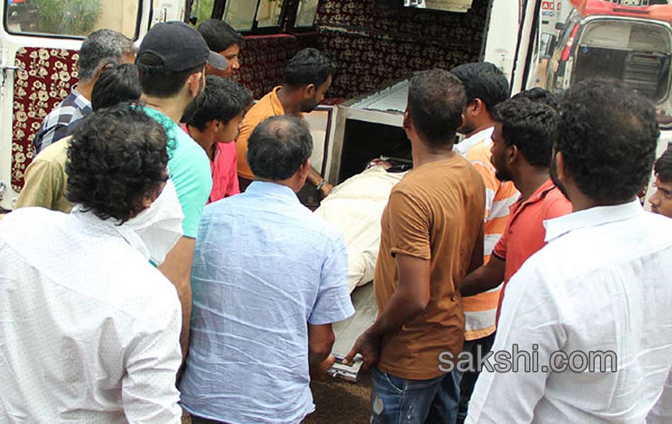 మ‌హాప్ర‌స్థానంలో భ‌ర‌త్ అంత్య‌క్రియ‌లు | hero ravi teja brother bharat ...