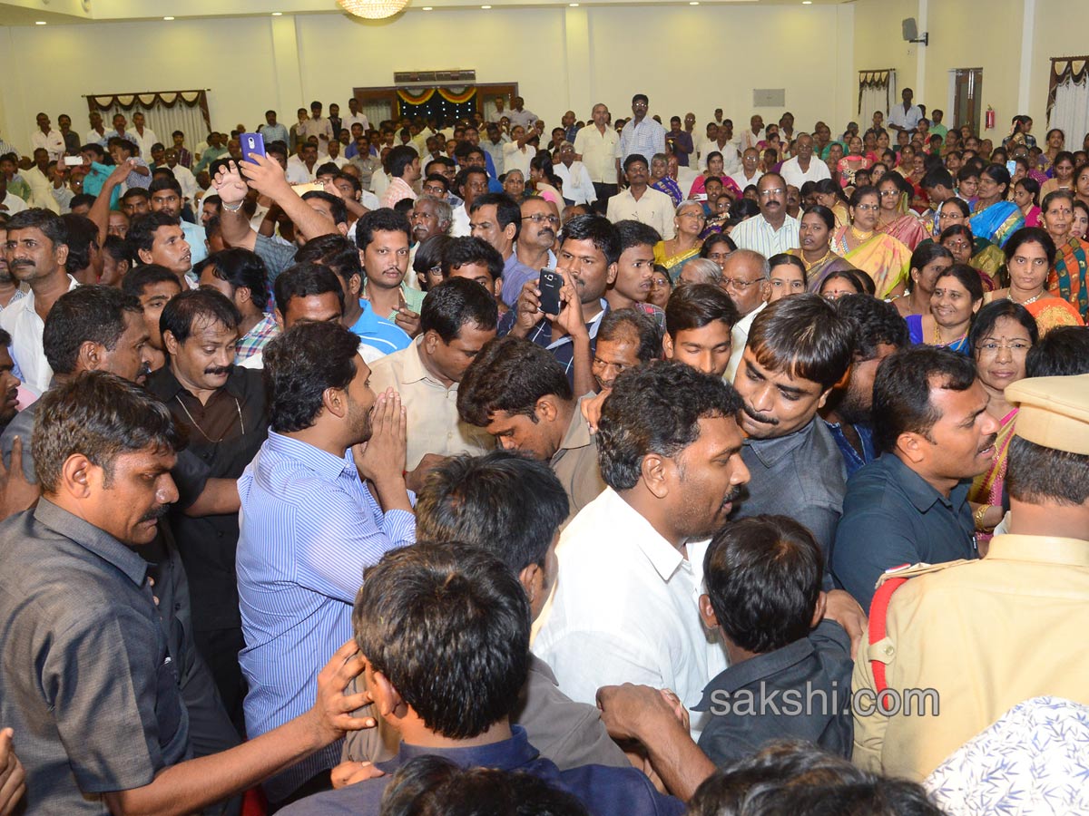 వధూవరులకు జగన్‌ ఆశీస్సులు | YS Jaganmohan Reddy attends Marriage in ...