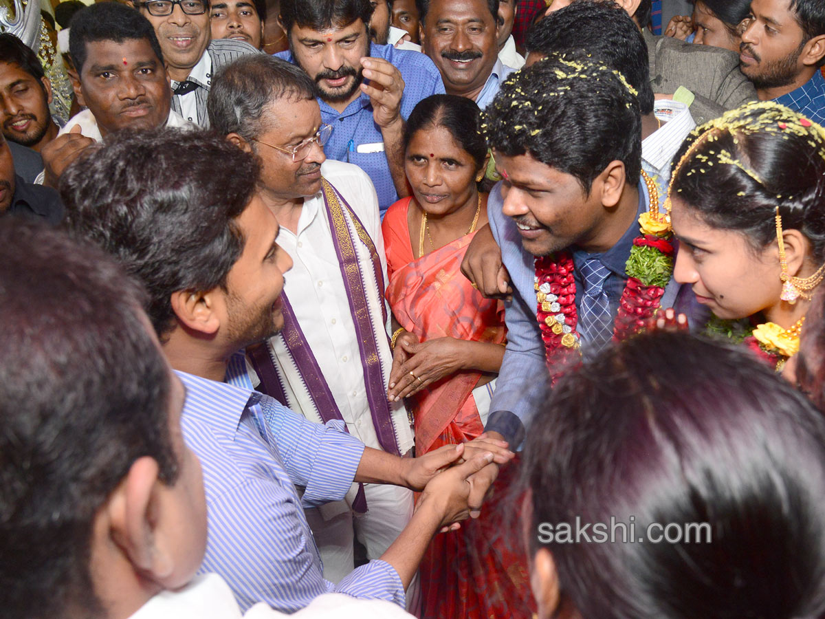 వధూవరులకు జగన్‌ ఆశీస్సులు | YS Jaganmohan Reddy attends Marriage in ...