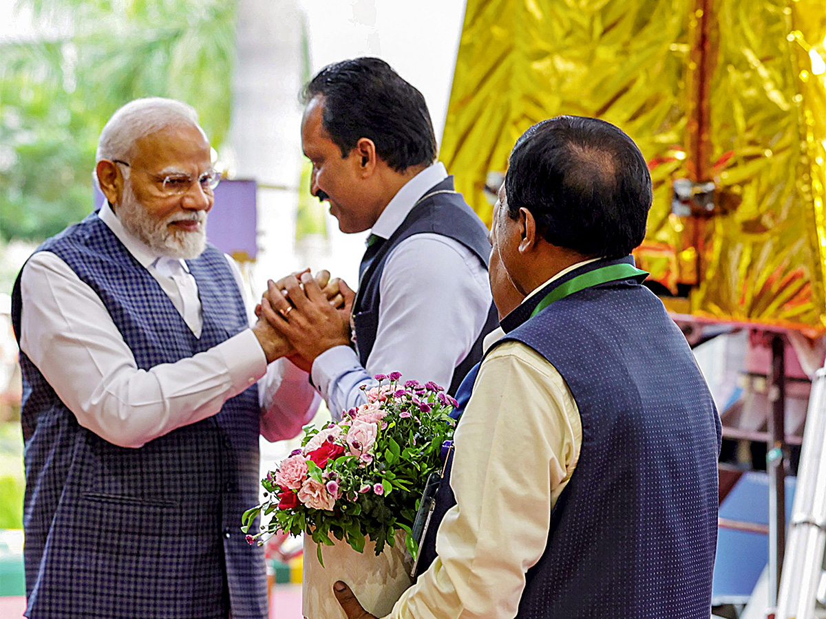 PM Modi At ISRO: ఇస్రోలో చంద్రయాన్‌-3 బృందంతో ప్రధాని మోదీ (ఫొటోలు ...