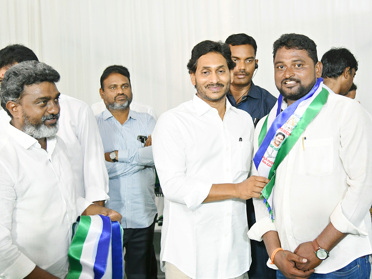 మేమంతా జగన్‌ వెంటే.. YSRCPలోకి భారీ చేరికలు (ఫొటోలు) | Memantha Siddham ...