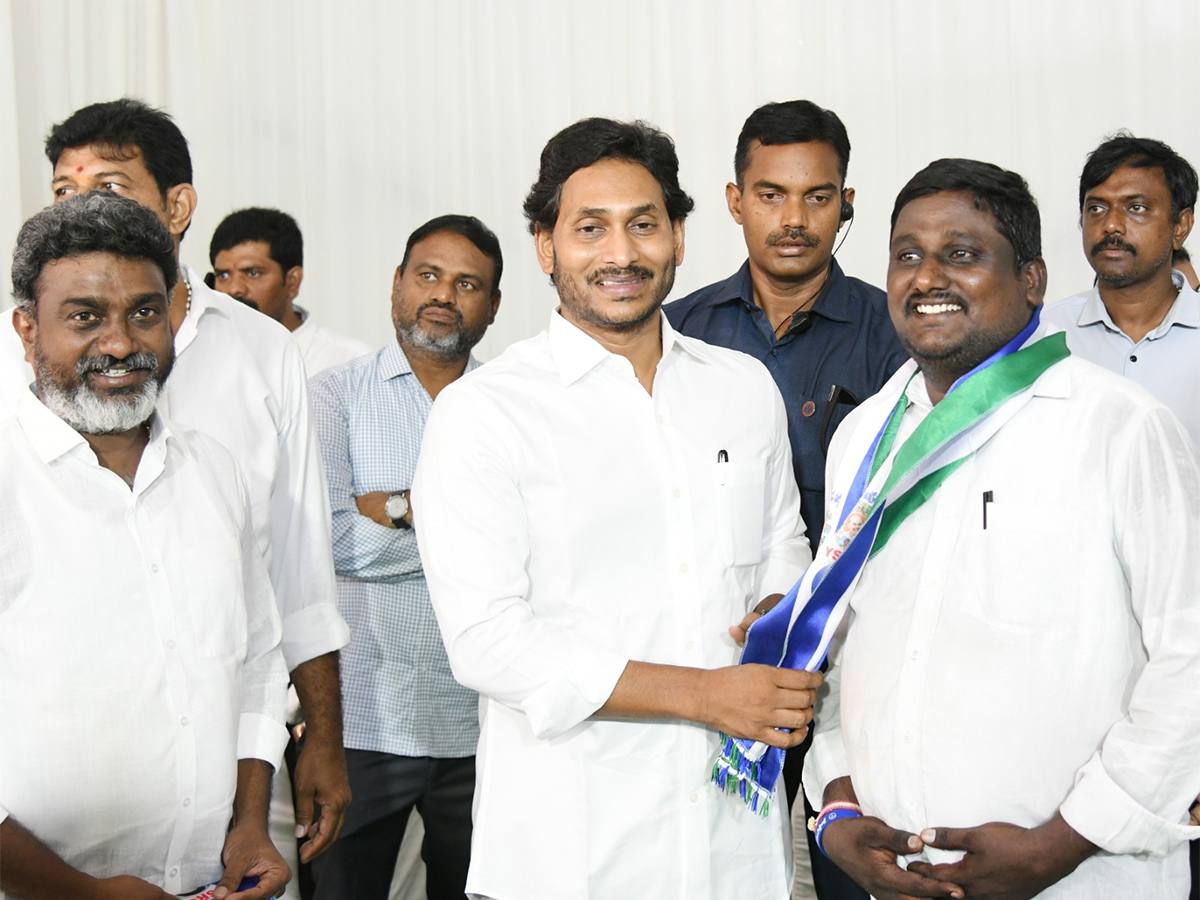 మేమంతా జగన్‌ వెంటే.. YSRCPలోకి భారీ చేరికలు (ఫొటోలు) | Memantha Siddham ...