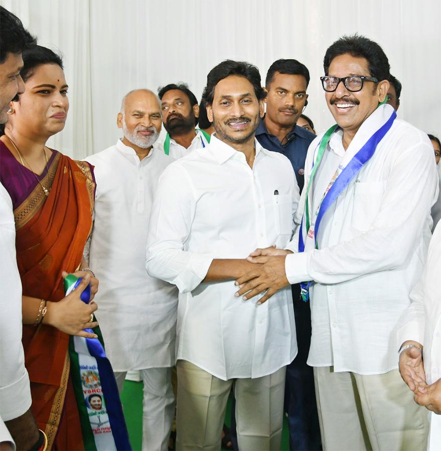 మేమంతా జగన్‌ వెంటే.. YSRCPలోకి భారీ చేరికలు (ఫొటోలు) | Memantha Siddham ...