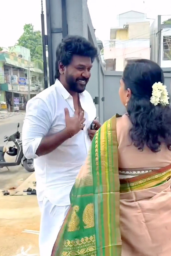తల్లి కోసం గుడి కట్టిన స్టార్‌.. సందర్శించిన లారెన్స్‌ (ఫోటోలు ...