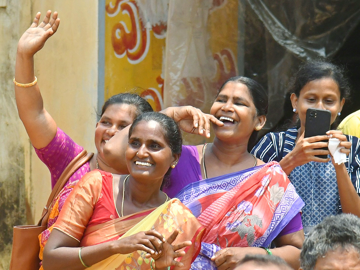 Ganapavaram Bus Yatra: వైఎస్‌ జగన్‌ బస్సుయాత్ర: గోదారంత అభిమానం (ఫొటోలు ...