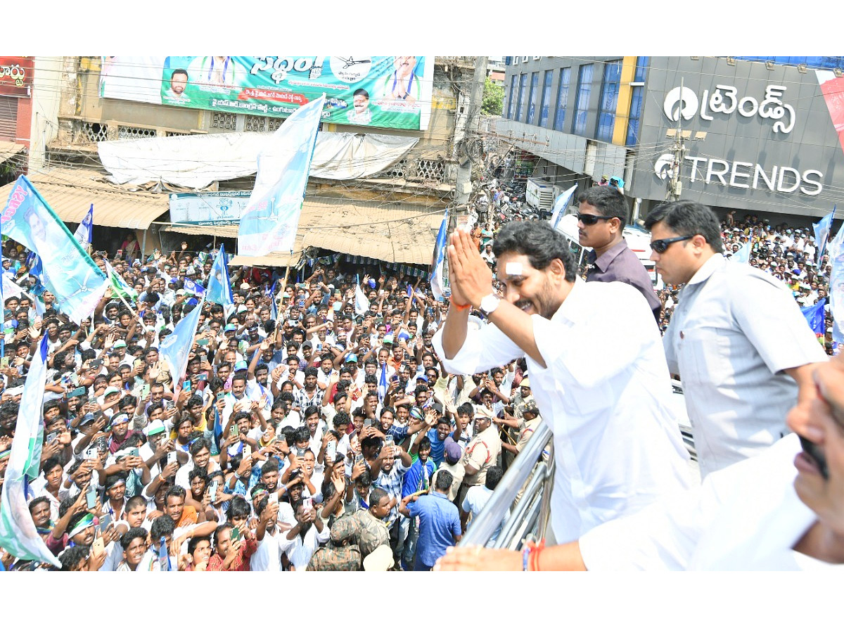 Ganapavaram Bus Yatra: వైఎస్‌ జగన్‌ బస్సుయాత్ర: గోదారంత అభిమానం (ఫొటోలు ...