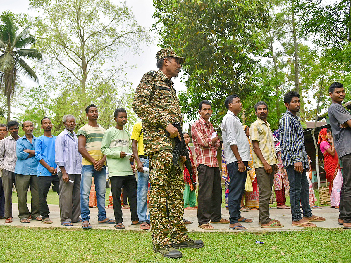 సార్వత్రిక సమరం: లోక్‌సభ తొలి విడత పోలింగ్‌ చిత్రాలు | Vote for the ...
