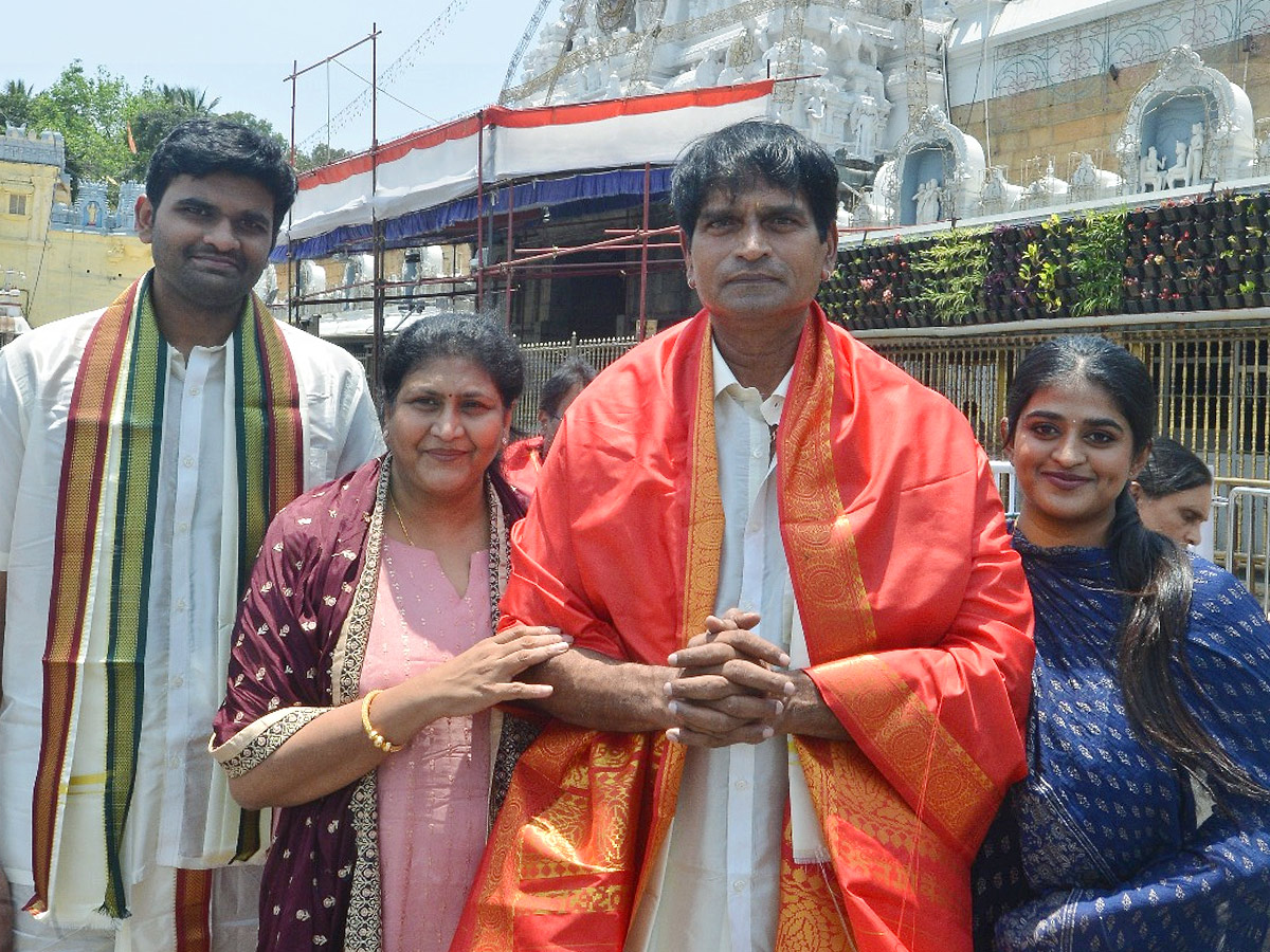 Ravi Babu : తిరుమల శ్రీవారి సేవలో డైరెక్టర్ రవిబాబు కుటుంబం (ఫొటోలు ...