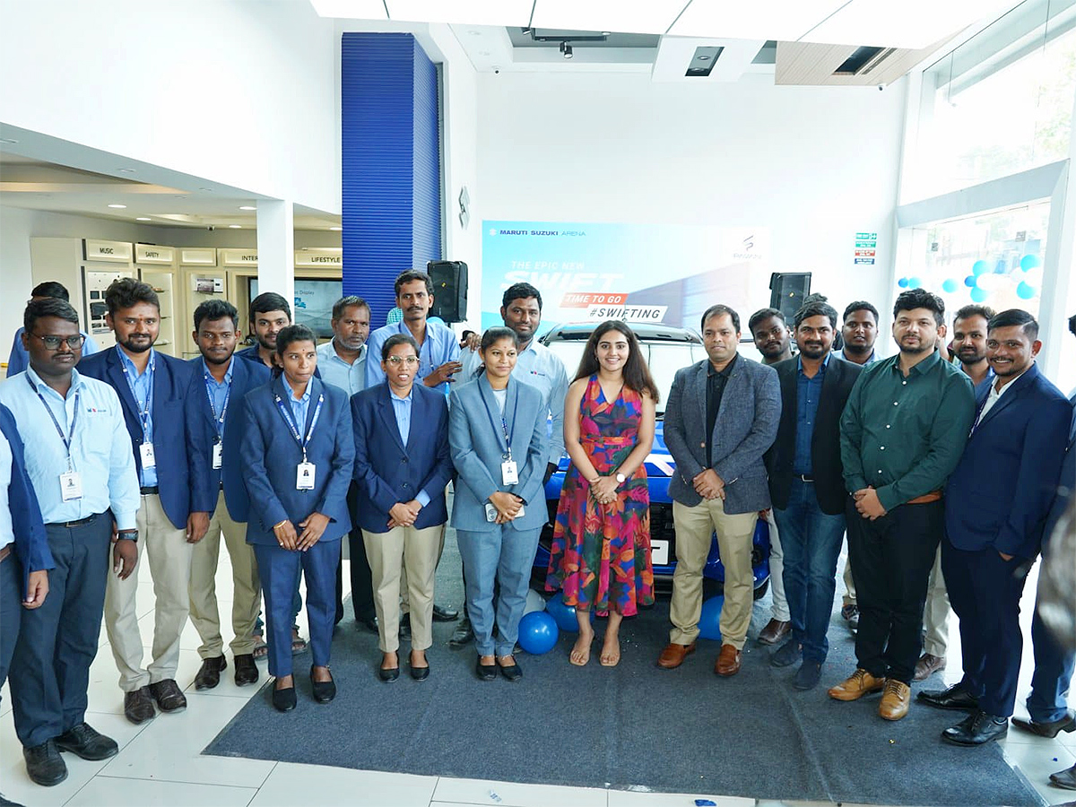 సరికొత్త ది ఎపిక్ న్యూ స్విఫ్ట్ కార్ ను ప్రారంభించిన సినీనటి సోనియా ...