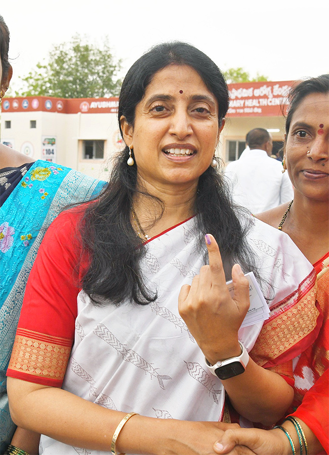 CM YS Jagan and YS Bharathi: పులివెందులలో ఓటేసిన సీఎం జగన్‌ దంపతులు ...