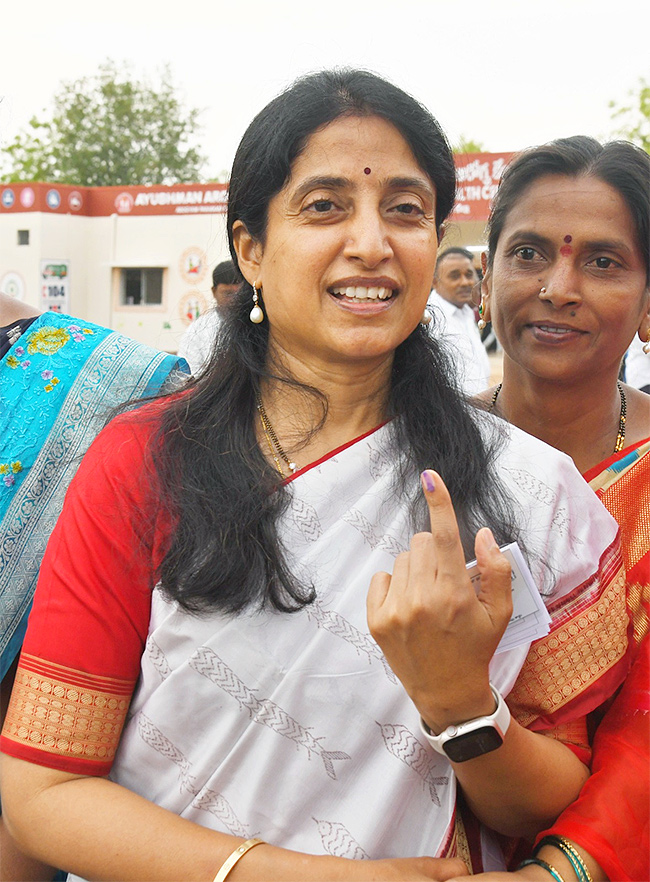CM YS Jagan and YS Bharathi: పులివెందులలో ఓటేసిన సీఎం జగన్‌ దంపతులు ...