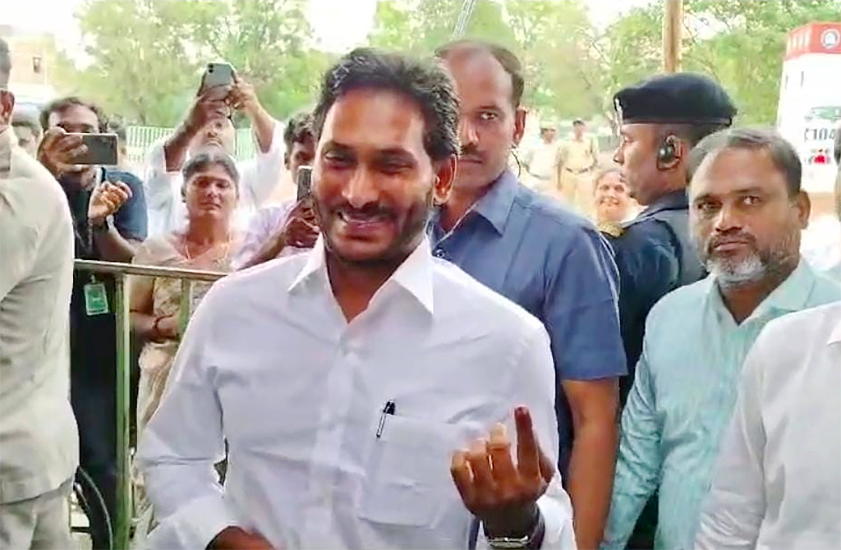 CM YS Jagan and YS Bharathi: పులివెందులలో ఓటేసిన సీఎం జగన్‌ దంపతులు ...