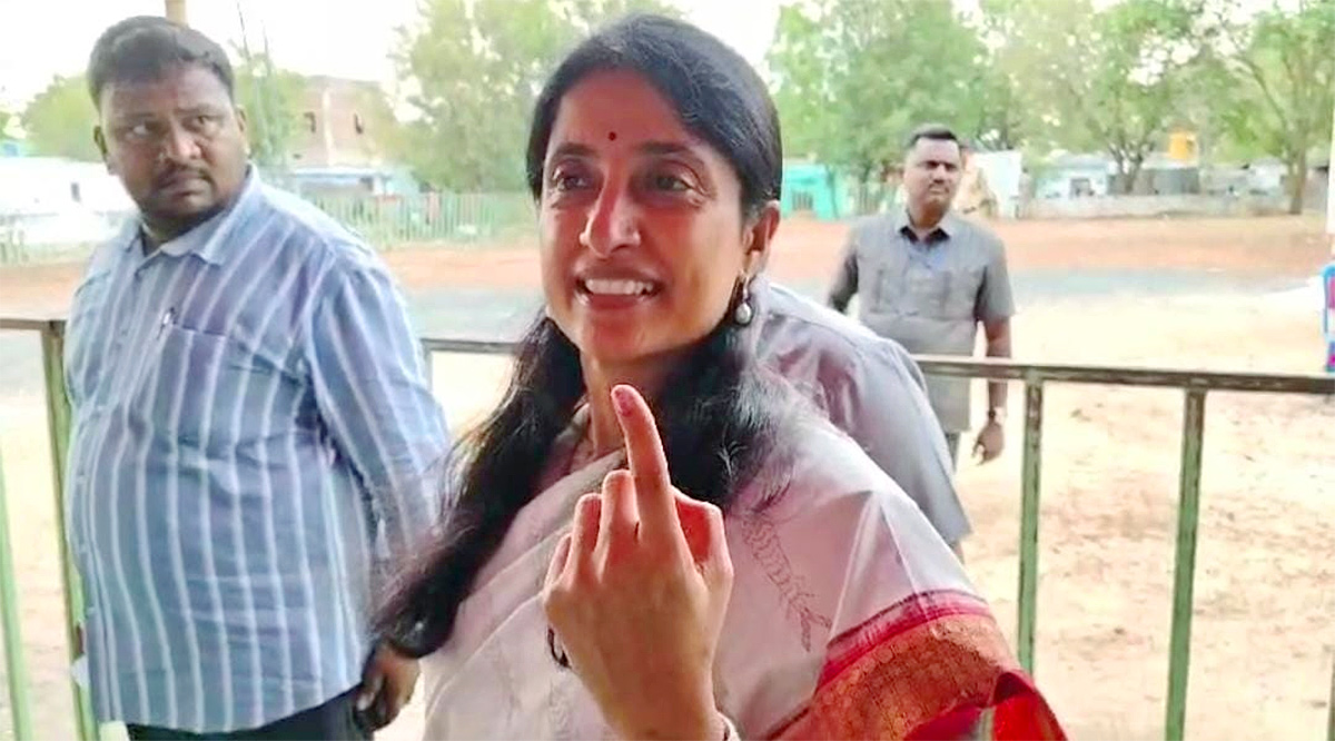 CM YS Jagan and YS Bharathi: పులివెందులలో ఓటేసిన సీఎం జగన్‌ దంపతులు ...