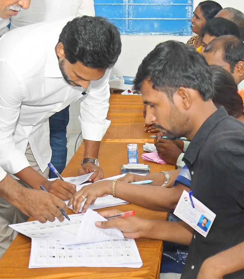 CM YS Jagan and YS Bharathi: పులివెందులలో ఓటేసిన సీఎం జగన్‌ దంపతులు ...
