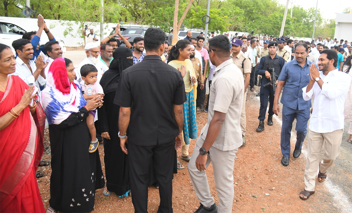 CM YS Jagan and YS Bharathi: పులివెందులలో ఓటేసిన సీఎం జగన్‌ దంపతులు ...