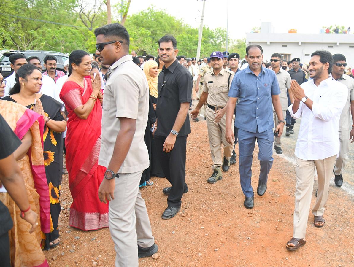 CM YS Jagan and YS Bharathi: పులివెందులలో ఓటేసిన సీఎం జగన్‌ దంపతులు ...