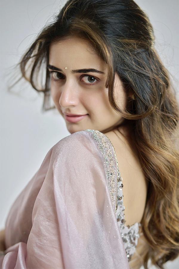 Ashika Ranganath: అందాల వడ్డింపుతో హీటెక్కిస్తున్న ఆషిక రంగనాథ్ ...