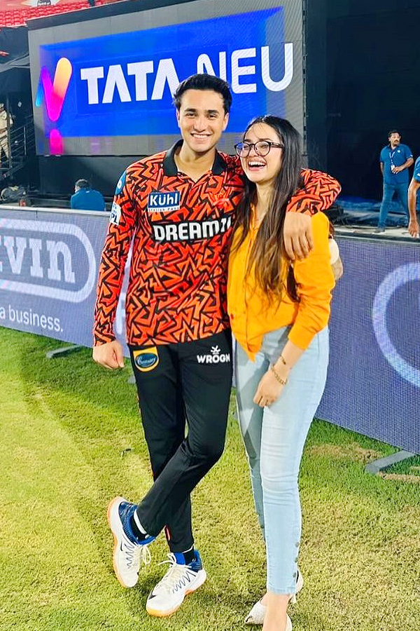 కావ్యా మారన్‌తో ఫొటోలకు ఫోజులు.. ఈ బ్యూటీ గురించి తెలుసా? (ఫొటోలు ...