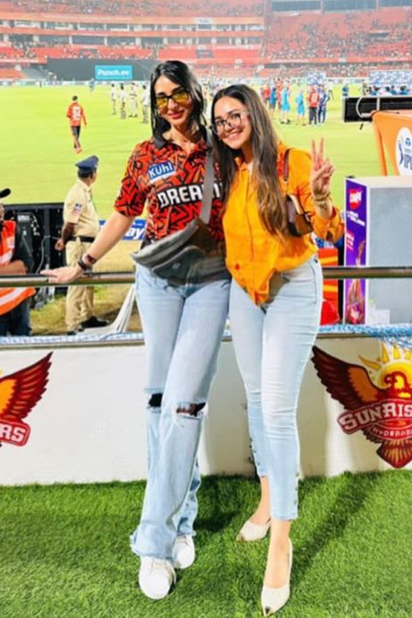 కావ్యా మారన్‌తో ఫొటోలకు ఫోజులు.. ఈ బ్యూటీ గురించి తెలుసా? (ఫొటోలు ...