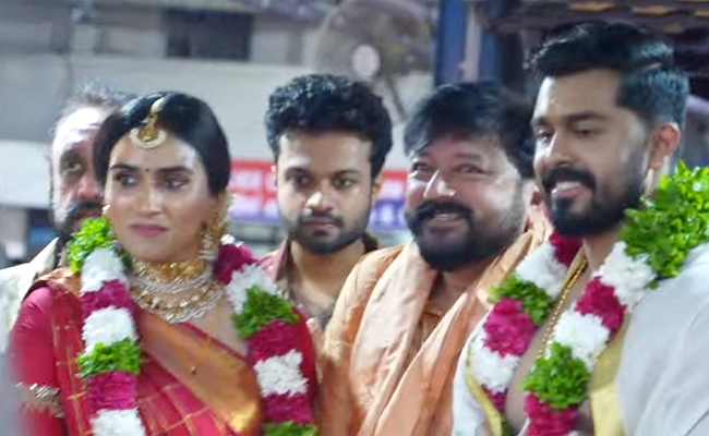 గుడిలో సింపుల్‌గా పెళ్లి చేసుకున్న న‌టుడి కూతురు (ఫోటోలు) | Actor ...