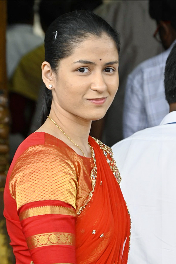 కుటుంబ సభ్యులతో శ్రీవారి సేవలో టేబుల్‌ టెన్నిస్‌ క్రీడాకారిణి ‘నైనా ...