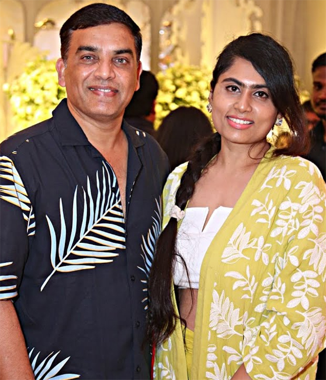 సతీమణితో దిల్‌ రాజు.. నెట్టింట ఫోటోలు వైరల్‌ | Dil Raju's stylish ...