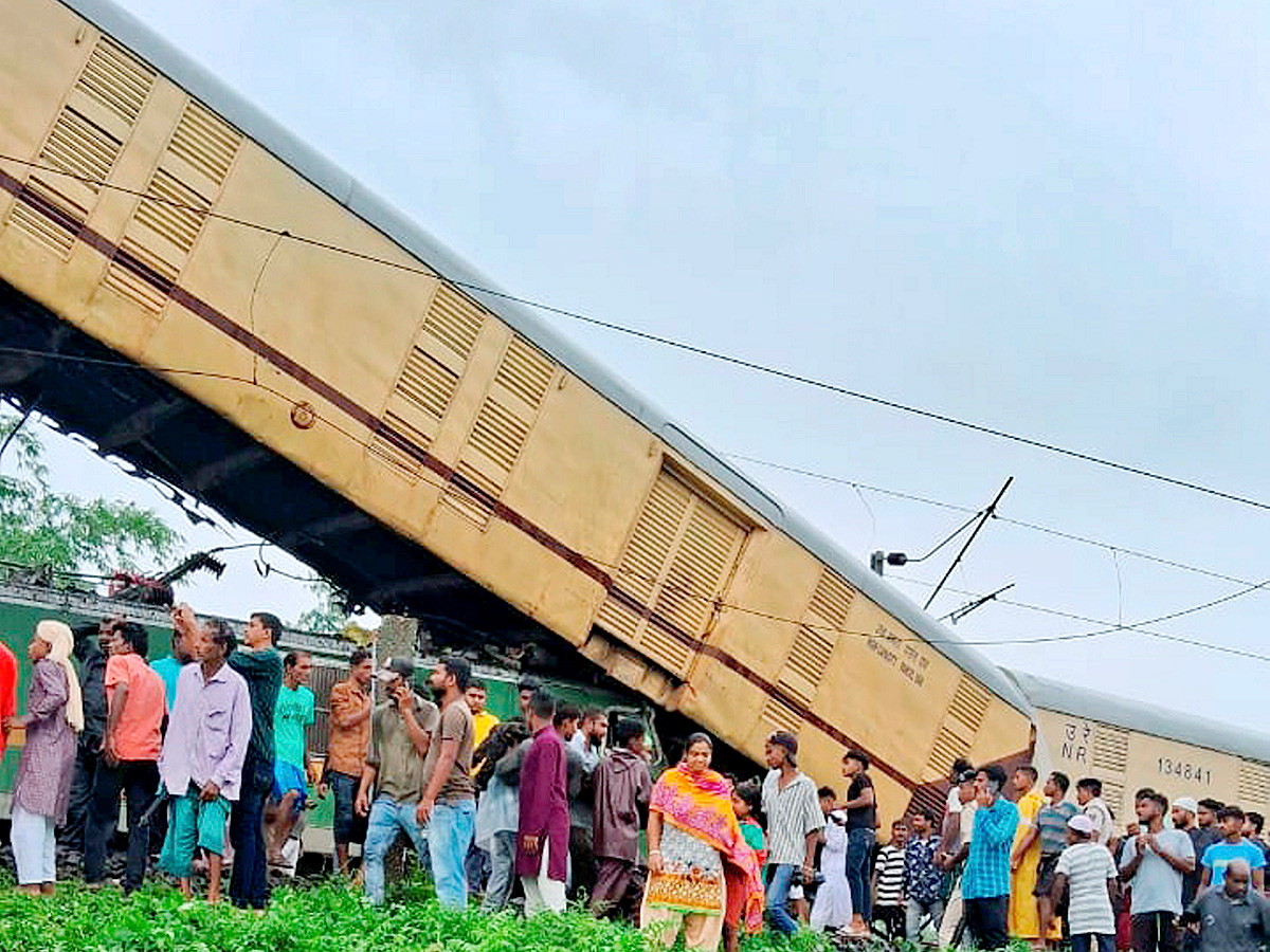 బెంగాల్‌ రైలు ప్రమాద దుర్ఘటన (ఫొటోలు) | Kanchanjunga Express collided ...
