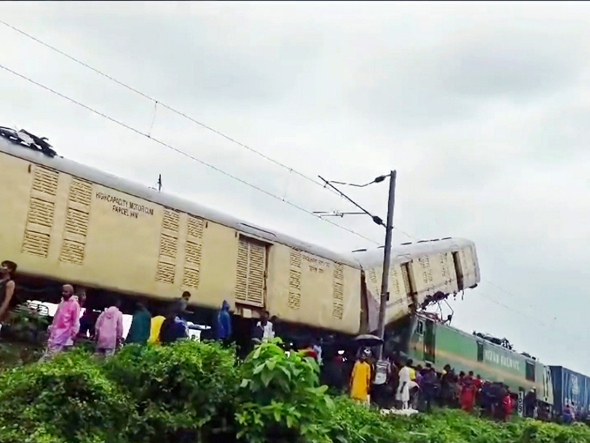 బెంగాల్‌ రైలు ప్రమాద దుర్ఘటన (ఫొటోలు) | Kanchanjunga Express collided ...