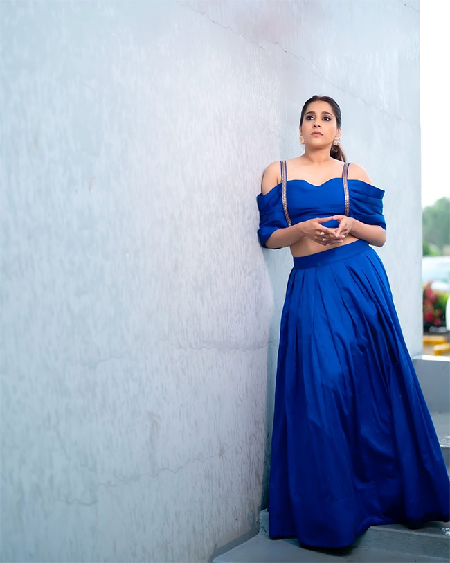 నీలం దుస్తుల్లో మెరిసిపోతున్న యాంకర్‌ రష్మి గౌతమ్ (ఫొటోలు) | Anchor ...