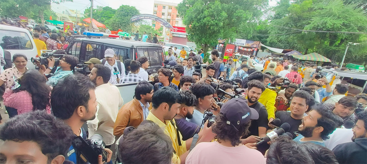 ప్రభాస్ ‘కల్కి’ మూవీ..ప్రసాద్‌ ఐమాక్స్‌ వద్ద ఫ్యాన్స్‌ సందడి (ఫొటోలు ...